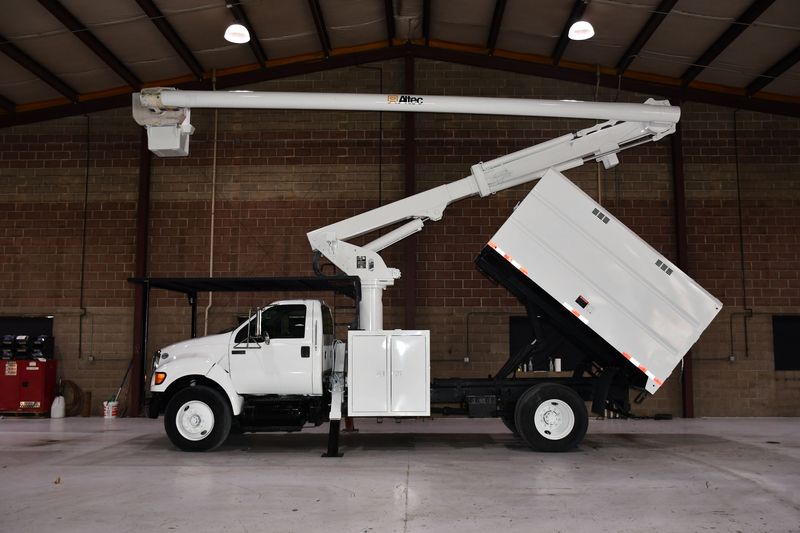 2011 FORD F750, 11' ALTEC FORESTRY BODY, 61' WORKING HEIGHT ALTEC LR756 ...