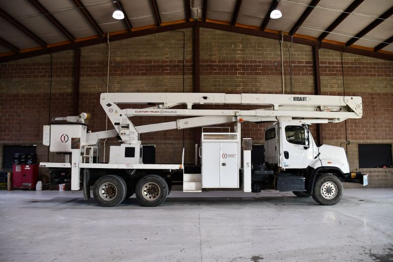 2014 FREIGHTLINER 108SD 6X6, 21' FLATBED, 95' WORK HEIGHT VERSALIFT VST ...