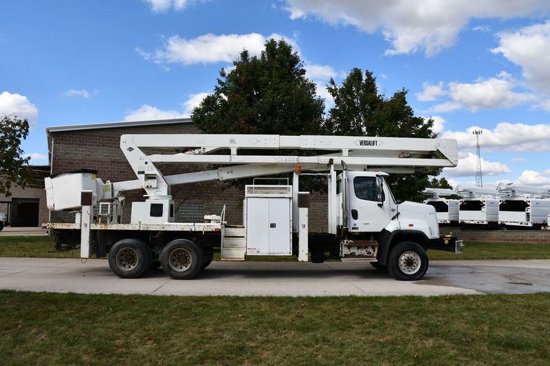 2014 FREIGHTLINER 108SD 6X6, 21' FLATBED, 95' WORK HEIGHT VERSALIFT VST ...