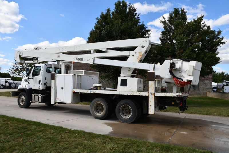 2014 FREIGHTLINER 108SD 6X6, 21' FLATBED, 95' WORK HEIGHT VERSALIFT VST ...