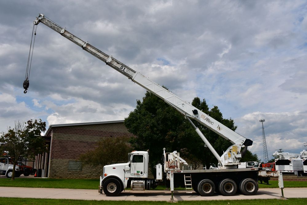 2011 PETERBILT 365 22 FT FLATBED 192 FT TOTAL SHEAVE HEIGHT ALTEC AC-38 ...