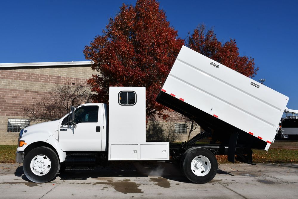 2015 FORD F750 11 FT SOUTHCO CHIP BODY W/ MAN CAB