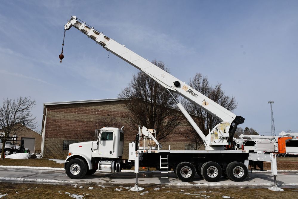 2011 PETERBILT 365 TRI-AXLE 21 FT FLATBED 192 FT SHEAVE HIGHT ALTEC ...